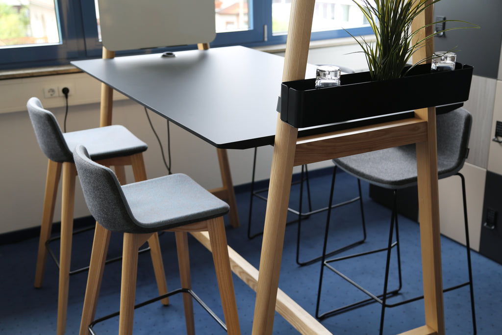 Hochtisch Premium mit Tischbeinen aus Vollholz und HPL Tischplatte